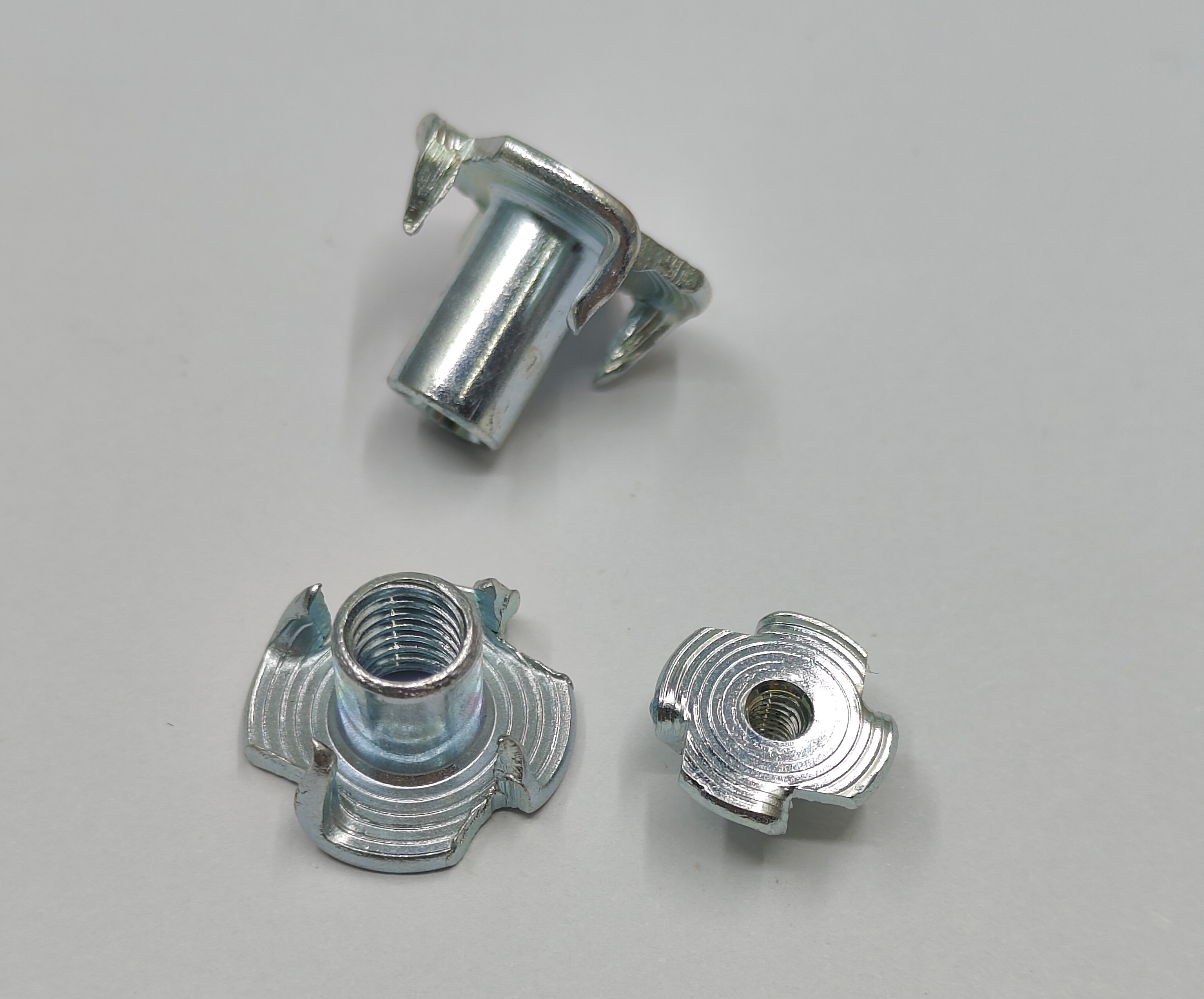 What Are The Advantages Of 4 Prong T Nuts?| Xinchi